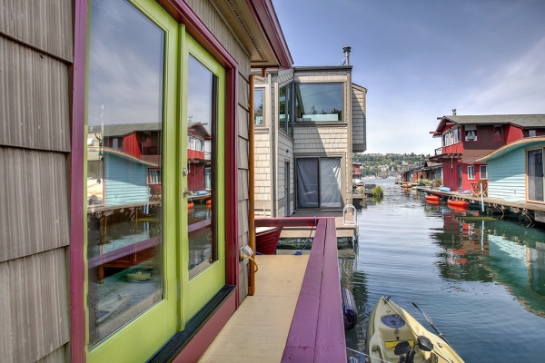 Colorful Floating Home in Eastlake Seattle