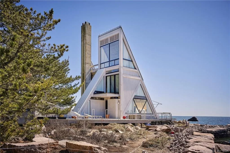 A Magical Sailboat House Along The Beach – Unusual Houses